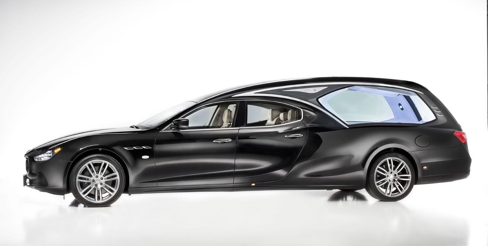 Este Maserati Ghibli é o carro funerário mais incrível que você já viu!