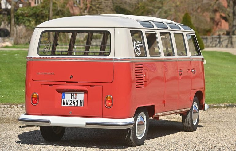 Volkswagen Kombi Samba 23 janelas completa 70 anos de lançamento