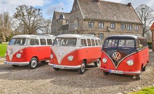 Volkswagen Kombi Samba 23 janelas completa 70 anos de lançamento