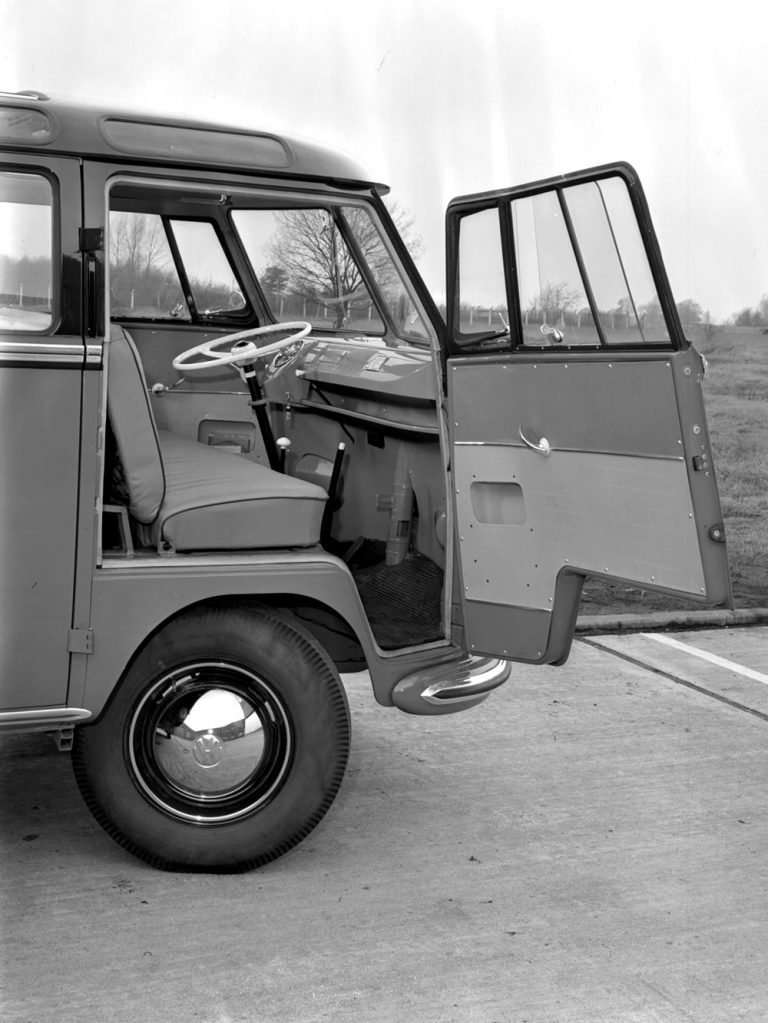 Volkswagen Kombi Samba 23 janelas completa 70 anos de lançamento